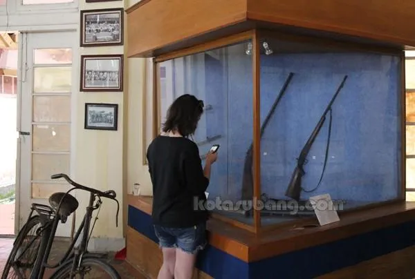 Cinta Indonesia, Bule Ini Kunjungi Museum Subang - KOTASUBANG.com