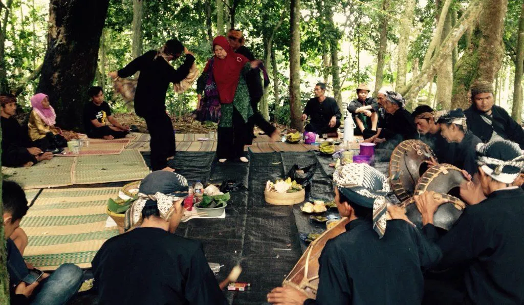 Menari dalam Alunan Gembyung Pada Hajat Mulud Kampung Adat Banceuy ...