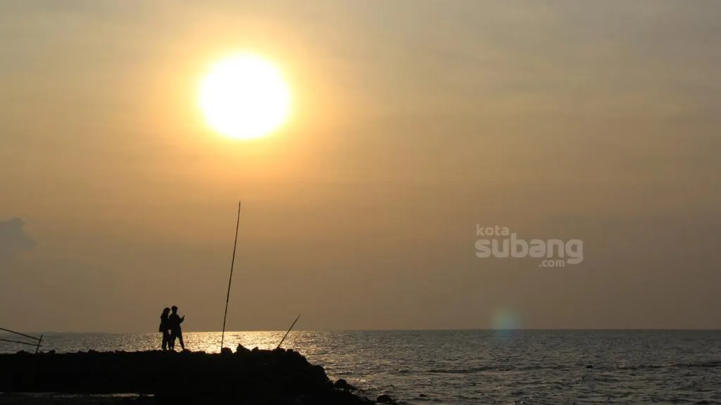 Sunset di Pantai Pondok Bali, Destinasi Wisata Subang yang Legendaris ...